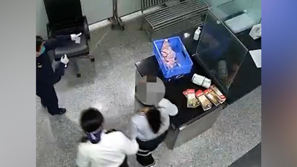 女子双腿绑14瓶茅台入境，被海关截查凤凰网视频凤凰网 