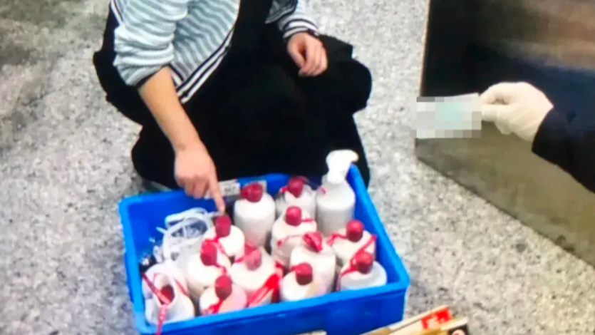 女子双腿绑14瓶茅台入境 神色异常被海关拦截凤凰网视频凤凰网