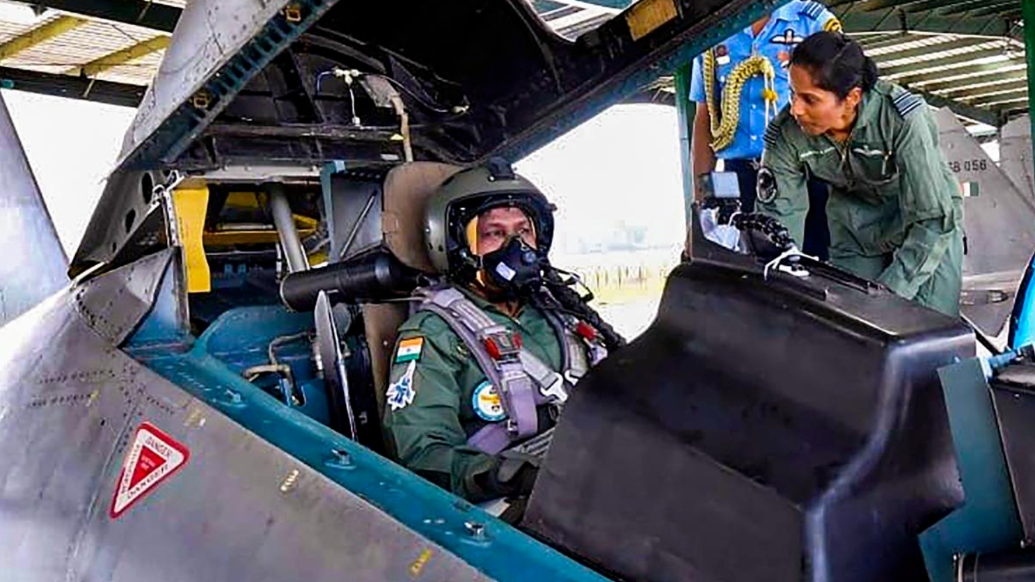 “令人振奋经历” 印度总统乘战机飞越布拉马普特拉河_凤凰网