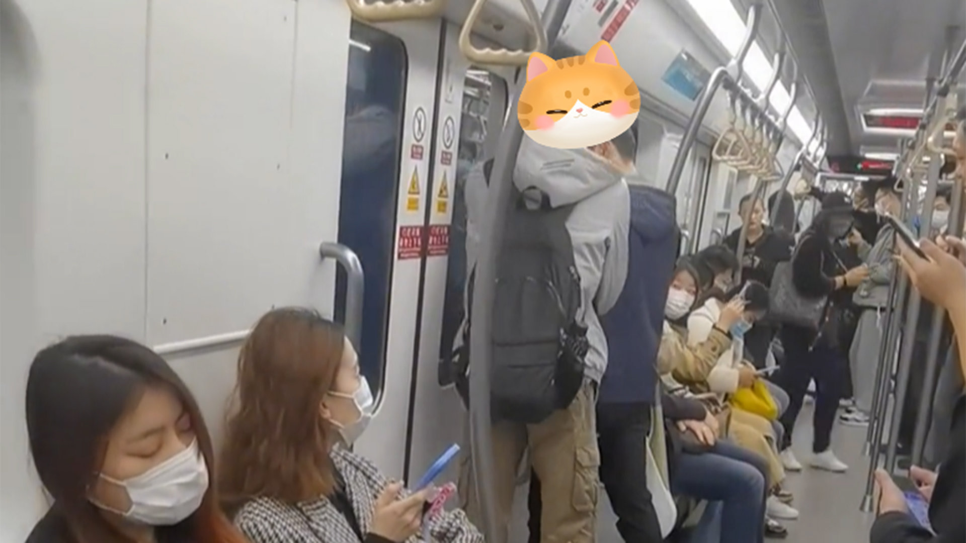 两男子在地铁上抢“站位”，网友：小学毕业后没看过这场面凤凰网视频凤凰网 