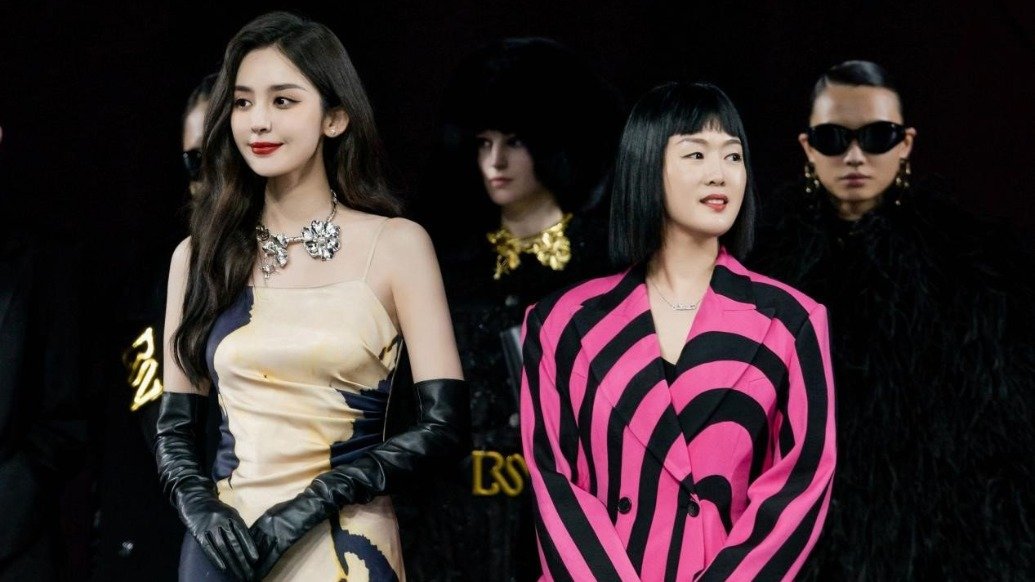 BISELENA贝茜妮 × 娜扎 | 2023秋新品发布会，主题：我，即是我_凤凰网