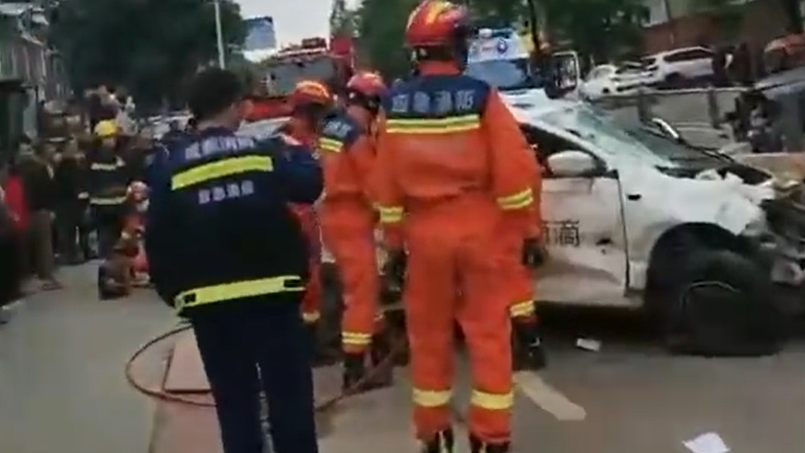 成都一辆电车与多车相撞 目击者：2人当场身亡凤凰网视频凤凰网