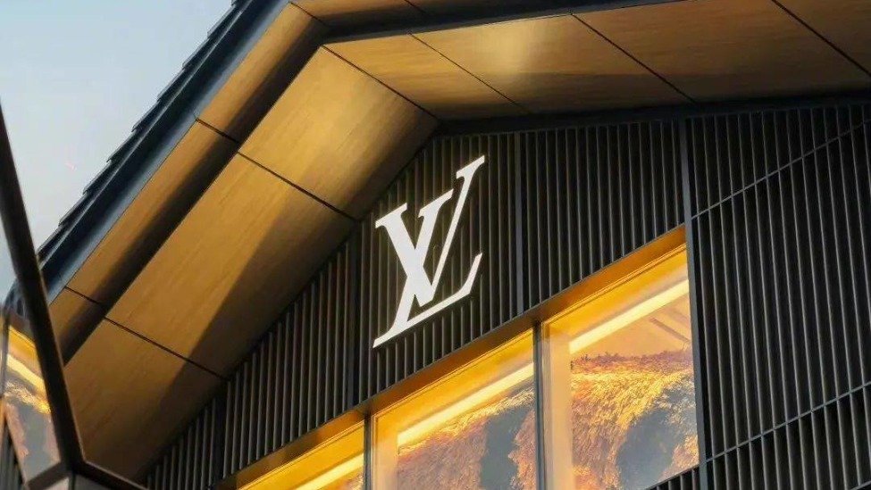 LVMH市值一度超5000亿美元，今年以来涨幅超30%，老板身家近2110亿美元_凤凰网