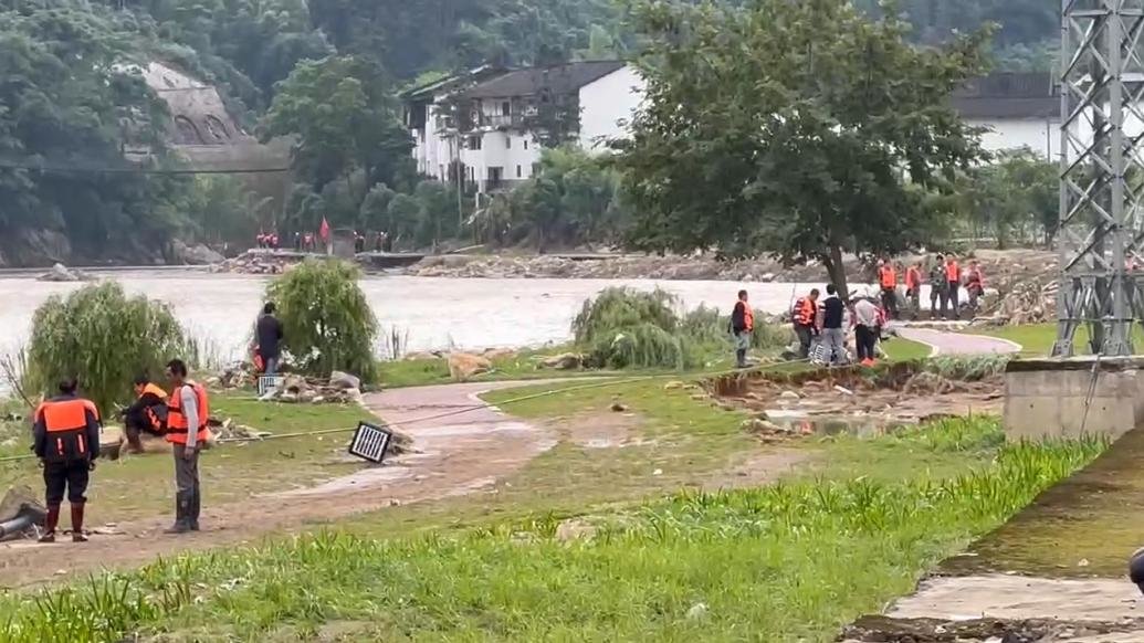 龙岩4干部落水失联超60小时：事发时司机逃过一劫 凤凰网视频 凤凰网