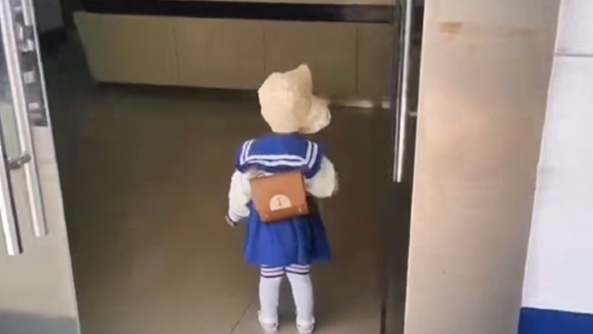 爸爸偷吃奶酪棒，萌娃要找警察叔叔将爸爸抓起来，网友：这普法教育做得真好_凤凰网视频_凤凰网