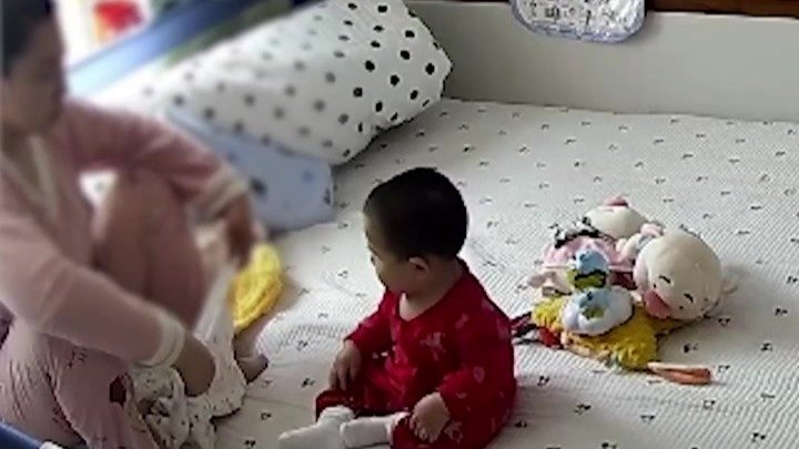 “你能不能让我安静一会!” 妈妈独自带娃突然崩溃大哭怒摔手机 凤凰网视频 凤凰网