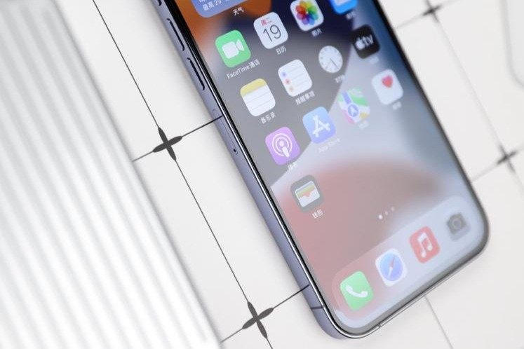 iPhone15手感大升级：2.5D弧边完美了_凤凰网