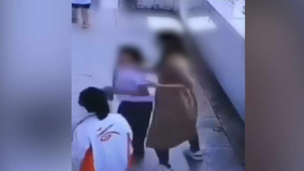 女生无意碰到老师被脚踢拉扯，涉事老师已被辞退凤凰网视频凤凰网