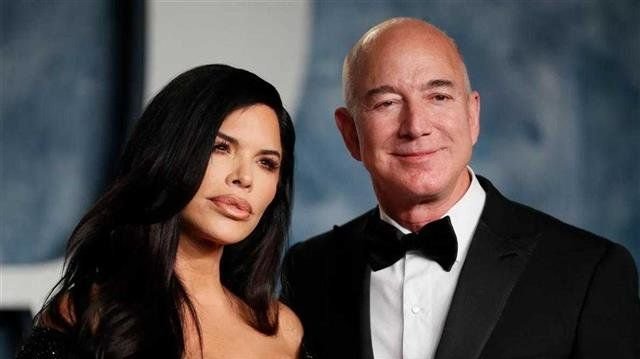知情人士称亚马逊创始人贝索斯已订婚，2019年离婚时前妻分得380亿美元，新女友也是2019年离的婚_凤凰网
