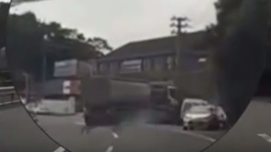 遭强行变道超车，货车司机连闯两个红灯追4公里逼停商务车凤凰网视频凤凰网
