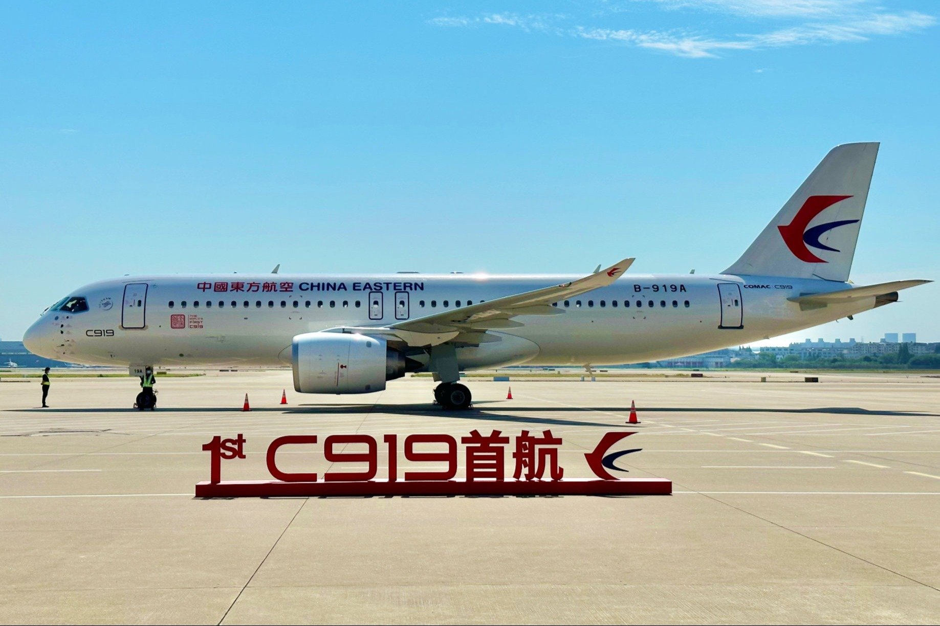 C919全球首次商业载客起飞！近130名旅客尝鲜，“国产大飞机靠它带头”_凤凰网财经_凤凰网