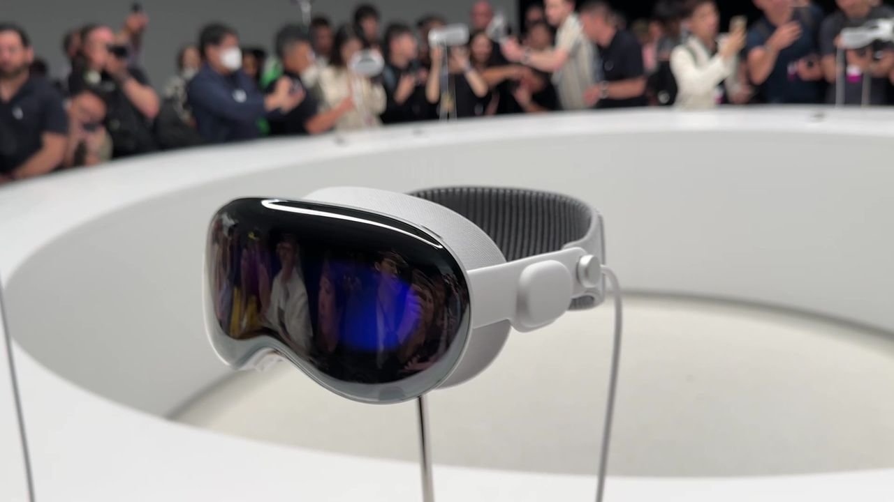 Apple Vision Pro 真机快速体验！它能开启苹果下一个十年？_凤凰网视频_凤凰网