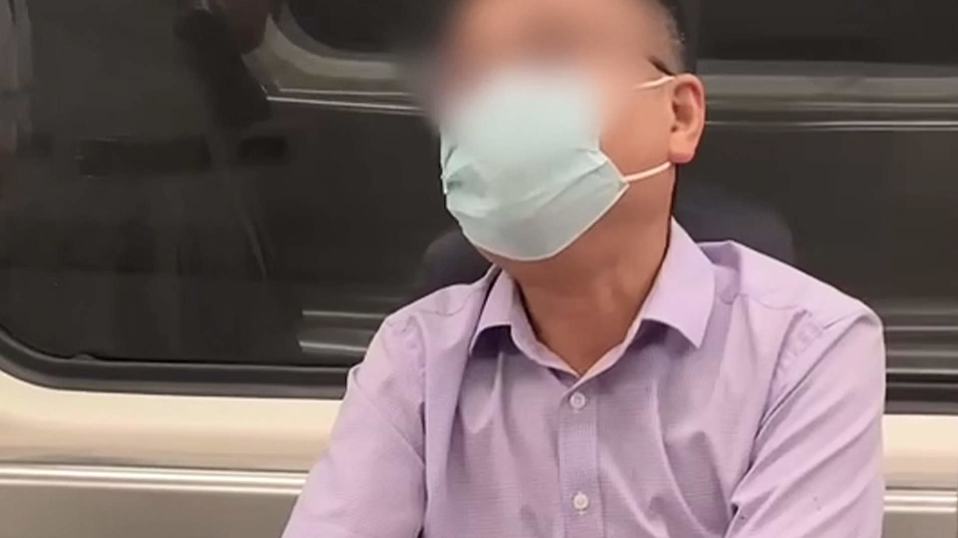 “拍我们的删了”，成都地铁一男子偷拍女生被发现，在女生要求下删除照片 凤凰网视频 凤凰网