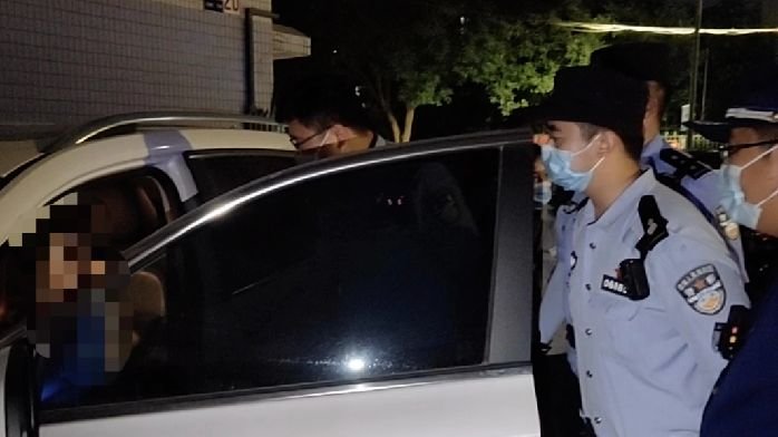 行拘!女子私家车占用消防通道4小时拒不挪车凤凰网