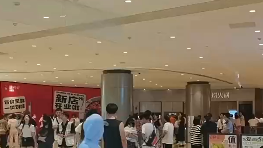 网传武汉一海底捞店内发生员工 互砍”事件，店方回应凤凰网视频凤凰网