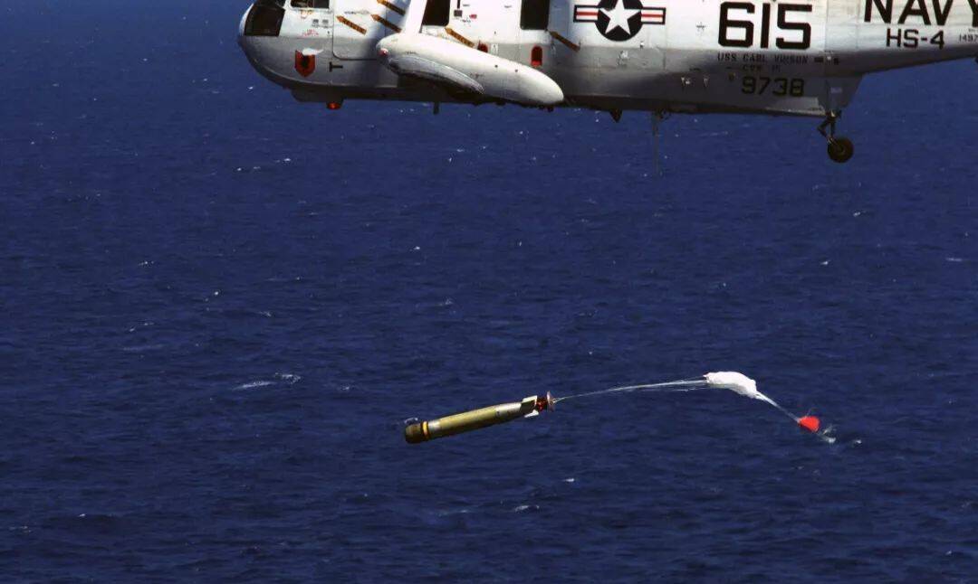 航空鱼雷在投放时，引信和动力是怎么被启动的？_凤凰网