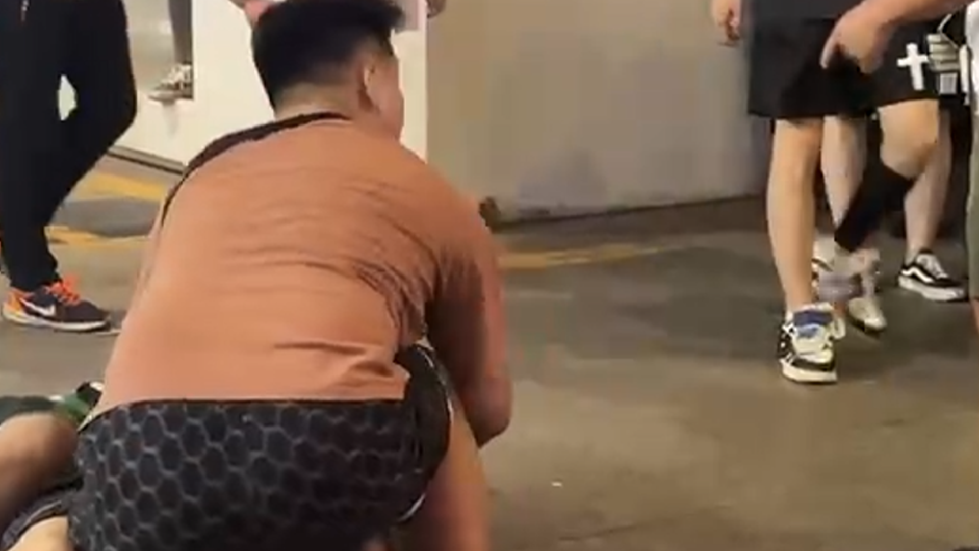 男子偷拍女孩裙底被两小伙按倒在地,路人称“不至于”,小伙霸气回怼 凤凰网视频 凤凰网
