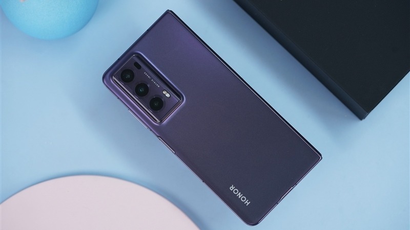 荣耀Magic V2发布：行业首次折叠厚度小于1厘米 售8999元起_凤凰网