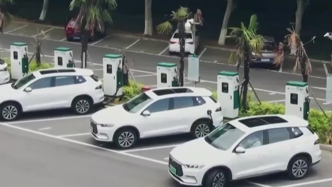 中国新能源车加速出海,上半年出口增1 6倍 凤凰网视频 凤凰网