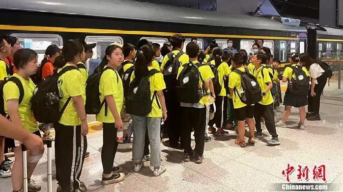 K396次列车上的研学团：44个孩子徒步12公里脱困_凤凰网