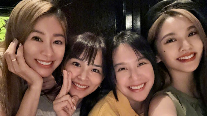 杨丞琳晒4 in love重聚合照 姐妹四人笑容甜蜜感情好_凤凰网