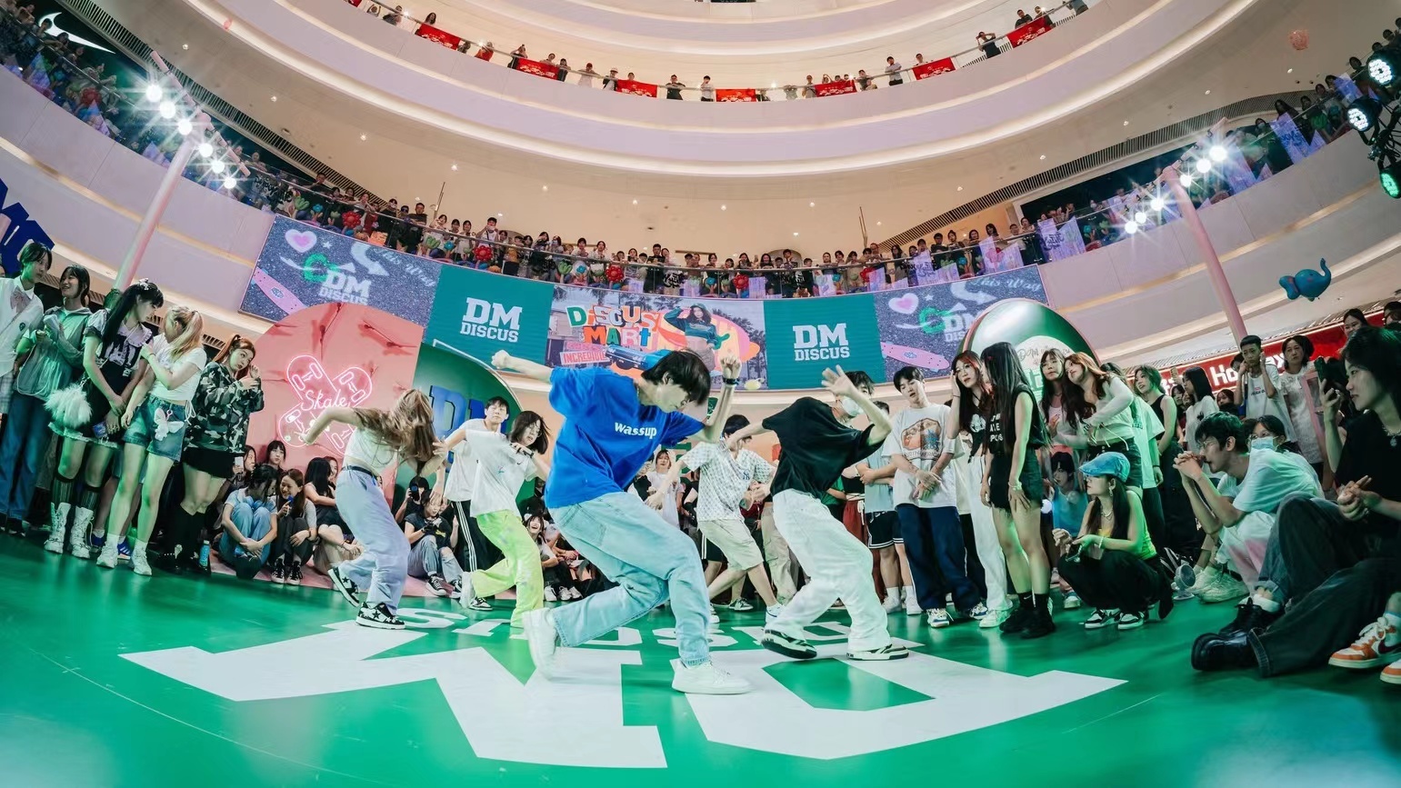 DISCUS MART“空降”长沙 辣妹街舞快闪诠释花样青春凤凰网湖南_凤凰网