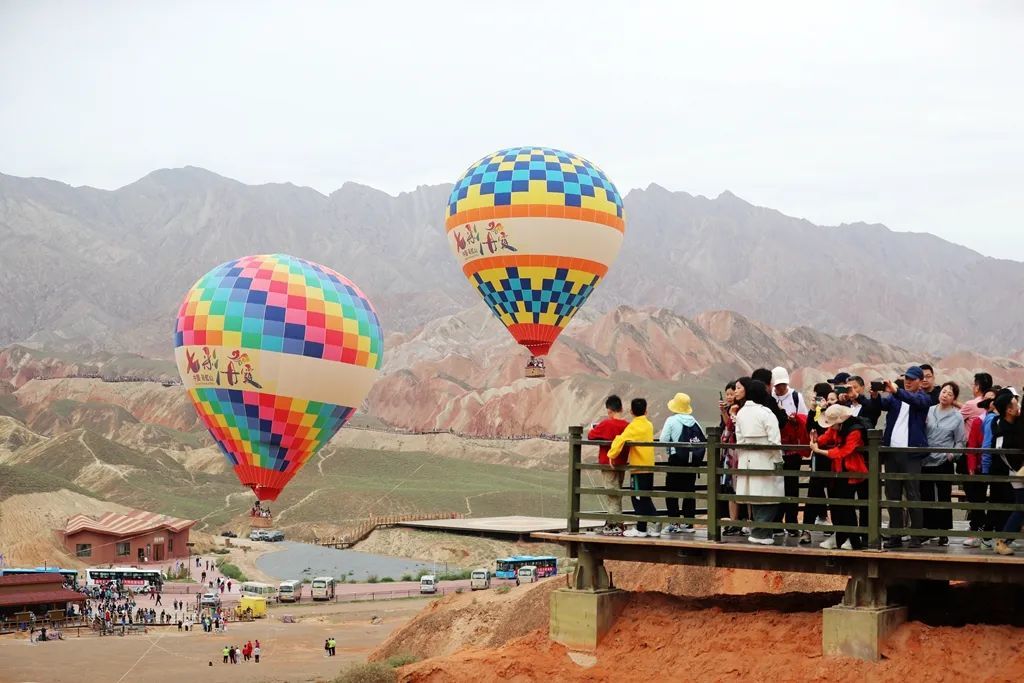 向云端ananan～驾乘热气球飞越张掖七彩丹霞嗨到飞起凤凰网甘肃_凤凰网