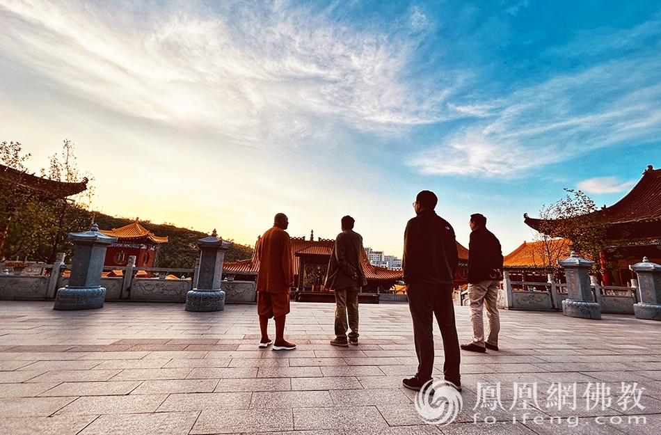 走进新疆最大佛寺清泉禅寺：建成时仅一名僧人，如今香客如织_凤凰网