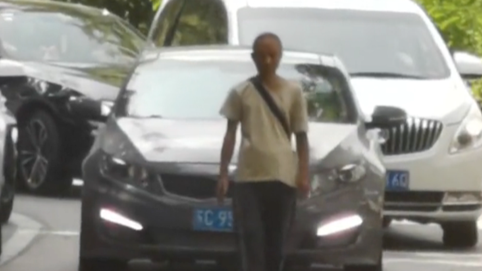 大爷在马路中间慢步前行，后面车辆狂按喇叭催促仍无动于衷凤凰网视频凤凰网