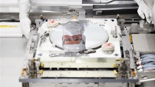 7nm高端DUV光刻机仍可出口！ASML：全力给中国客户交付_凤凰网