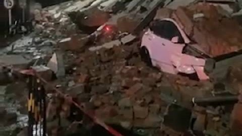 深圳暴雨一小区围墙垮塌5车被砸_凤凰网视频_凤凰网