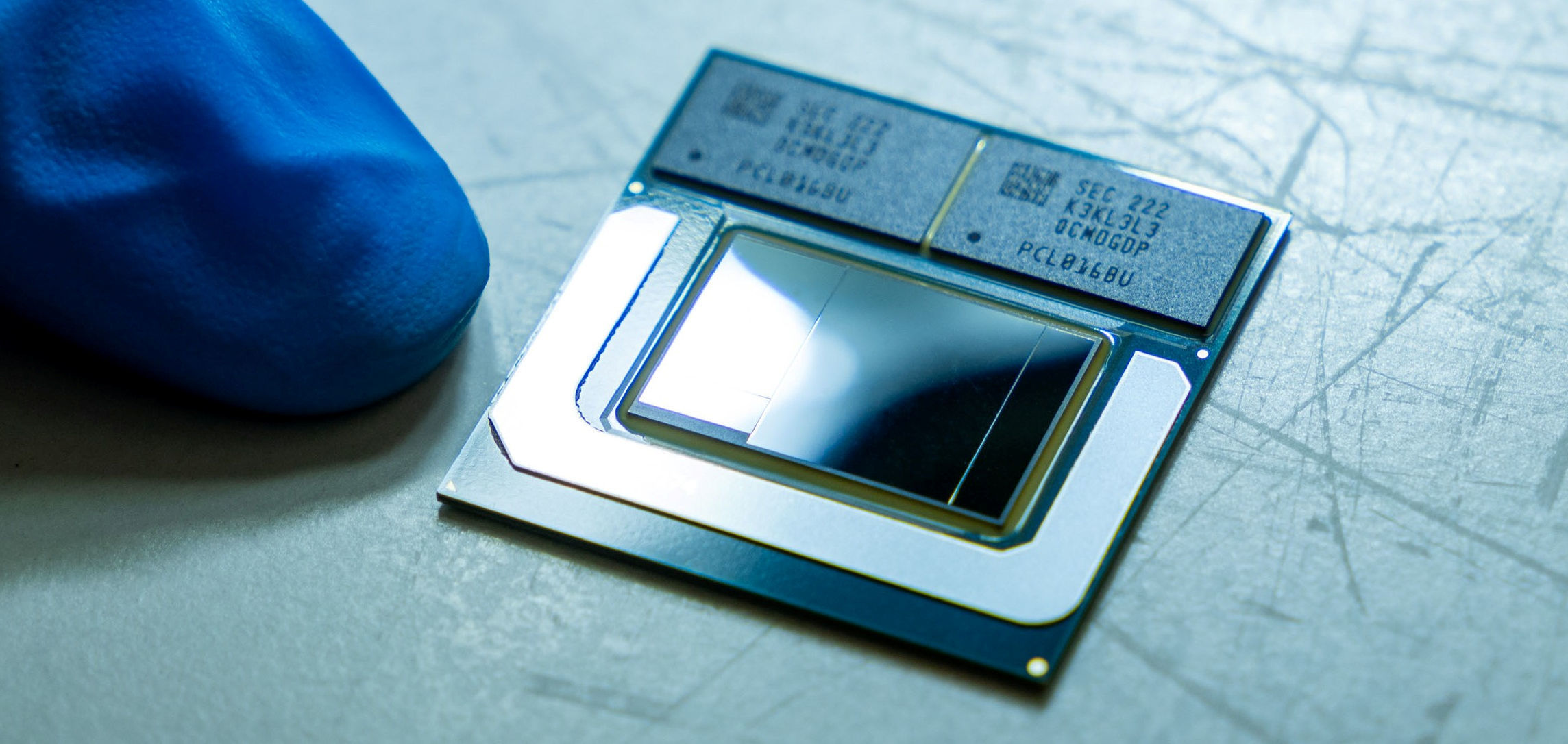 英特尔展示初代酷睿Ultra处理器：Chiplet封装，集成LPDDR5X内存_凤凰网