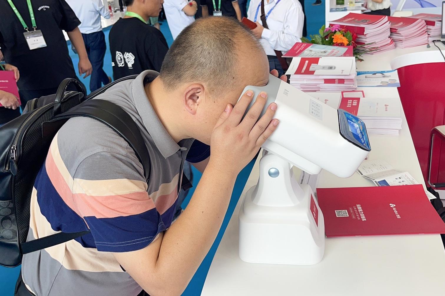 用AI守护全生命周期眼健康！鹰瞳Airdoc多款创新产品亮相2023全国眼科学术大会_凤凰网