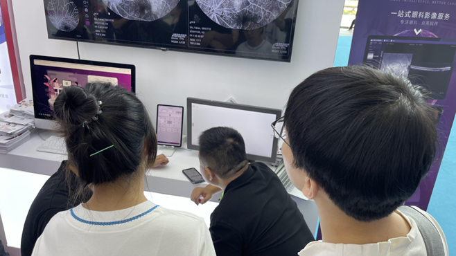 用AI守护全生命周期眼健康！鹰瞳Airdoc多款创新产品亮相2023全国眼科学术大会_凤凰网