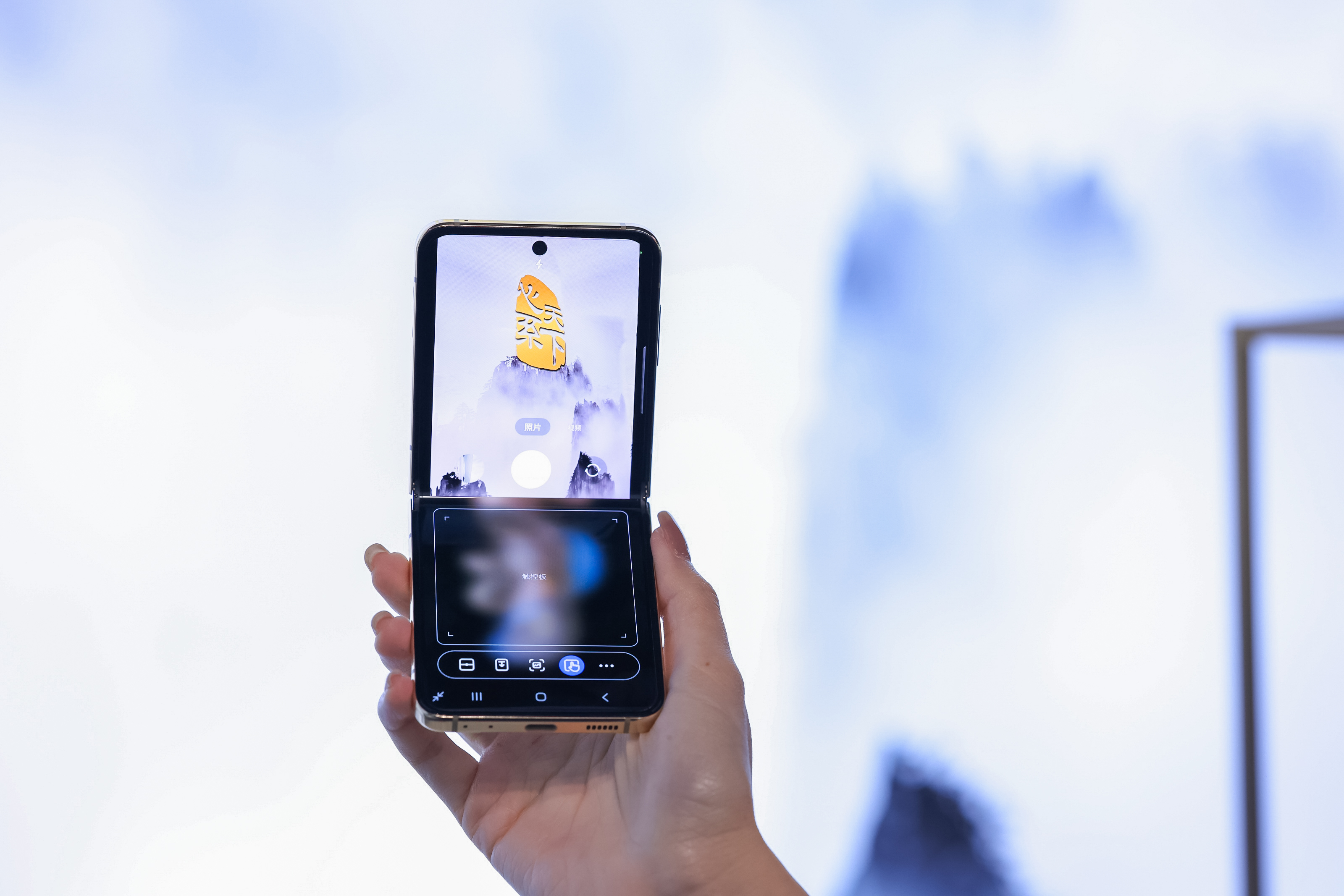 心系天下三星W24系列发布 陶瓷机身金色边框售15999元_凤凰网