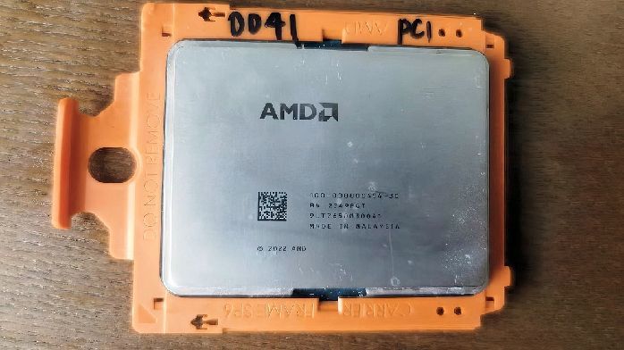 AMD Ryzen Threadripper PRO 7985WX实物曝光：采用SP6插座_凤凰网