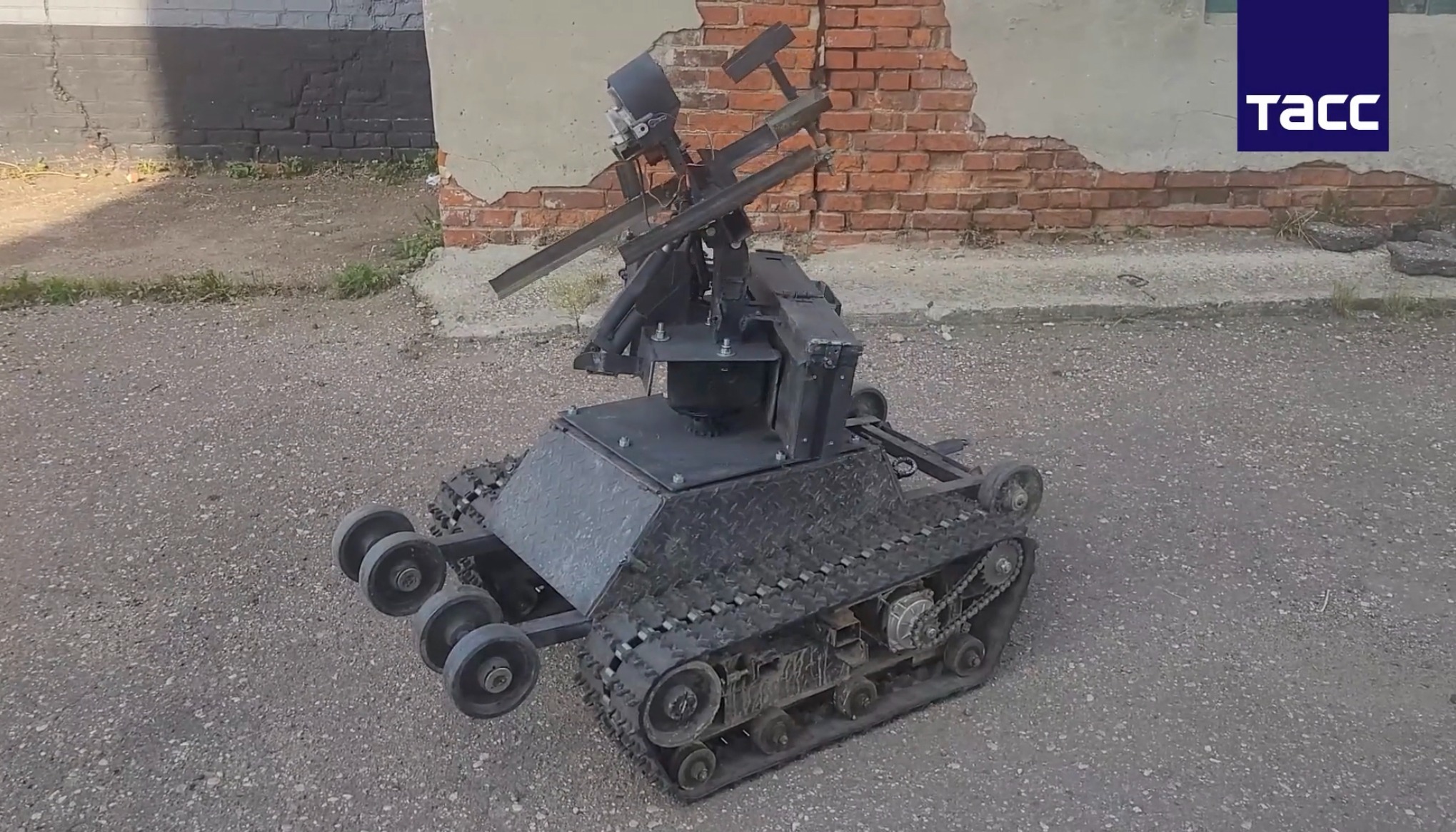 俄媒：俄军开始使用BRG-1地面机器人系统运送伤员_凤凰网