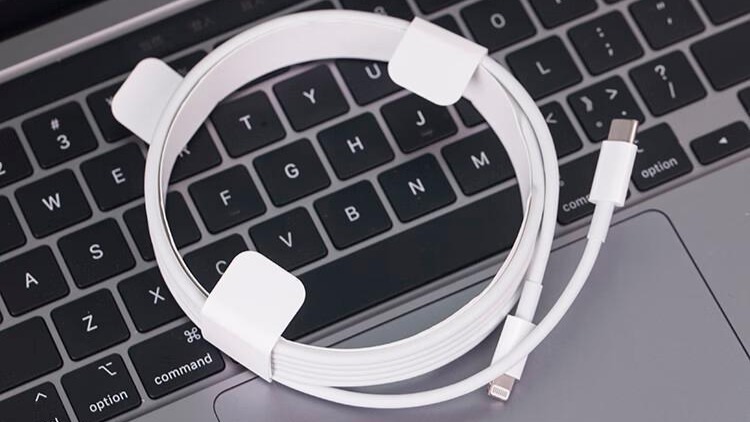 部分iPhone 15/Pro机型用户反馈USB-C端口不兼容苹果有线CarPlay_凤凰网