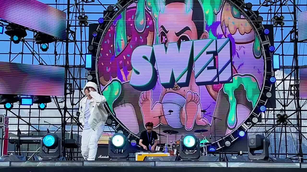 SWEI水激情开唱：台上台下互相泼水，请歌迷支持民族音乐_凤凰网视频_凤凰网