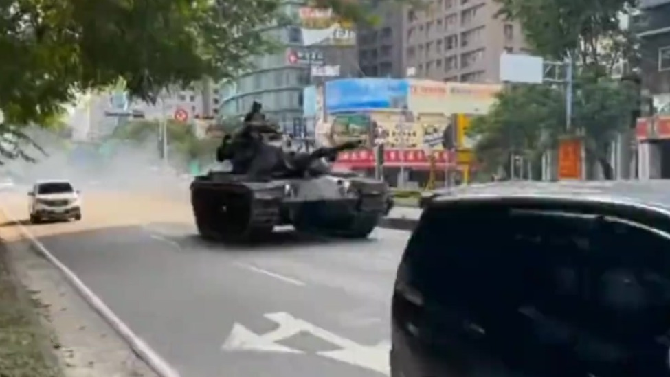 民进党战车街头操演，新党副主席：回到巷战式的演习_凤凰网视频_凤凰网