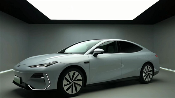 8K大屏+浩瀚平台！吉利银河E8线上首发：直面硬刚比亚迪汉EV_凤凰网