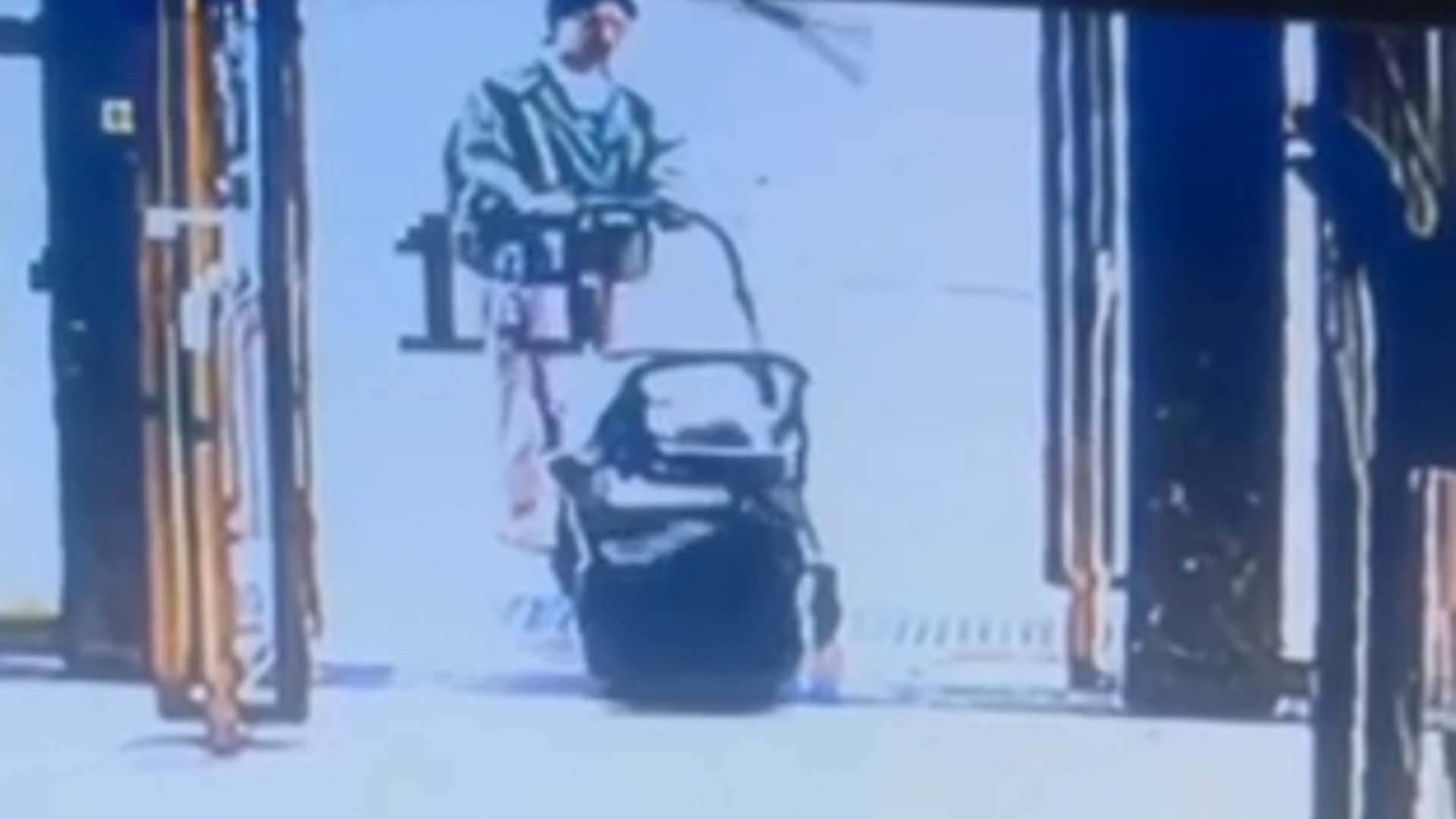 危险！婴儿车进单元门被高空坠物砸掉顶篷，物业：楼上装修不小心掉落，已让其停工_凤凰网视频_凤凰网