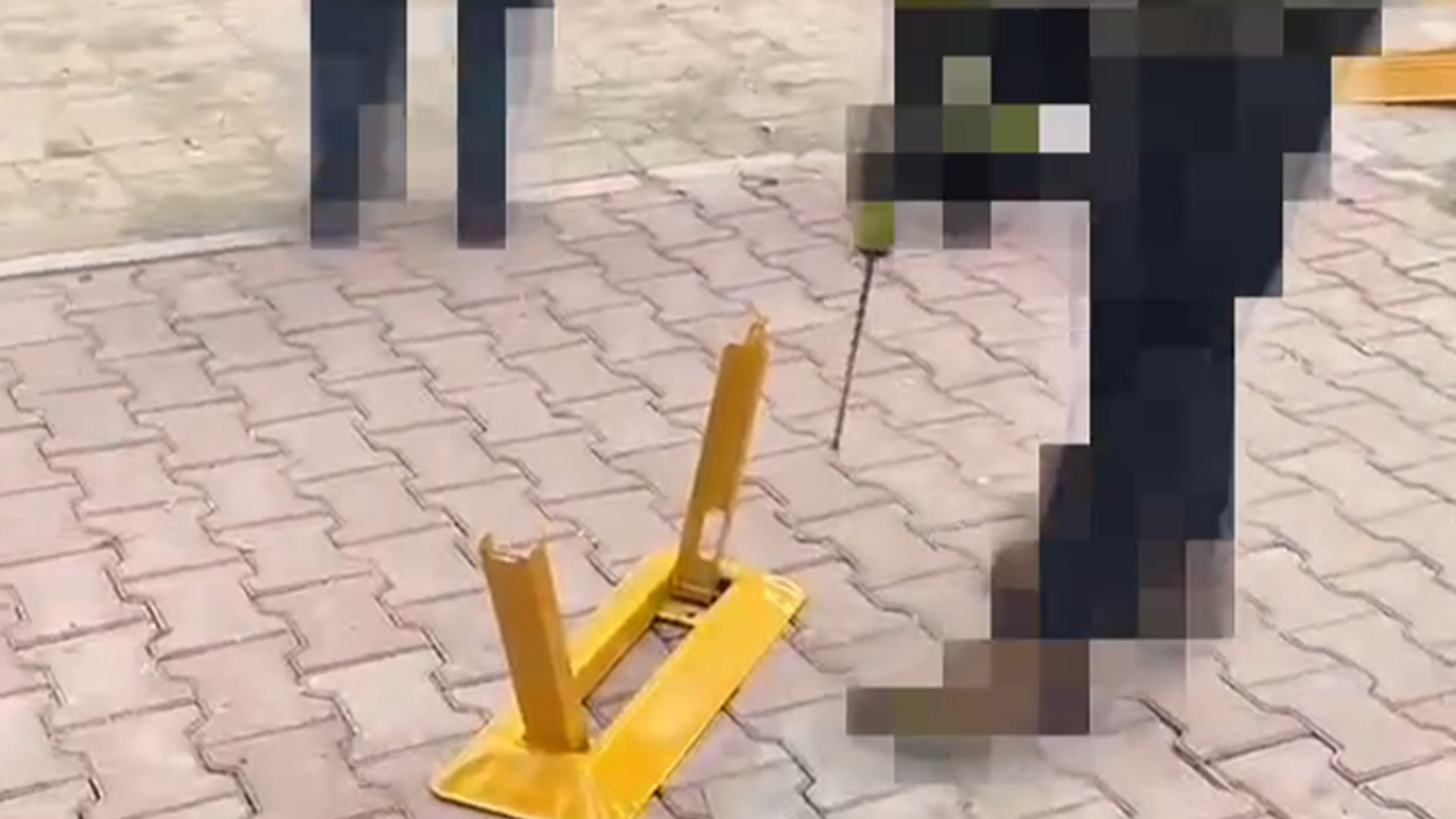 小区公共区域被物业私自安装地锁进行收费运营，业主：物业觉得物业费不够运转_凤凰网资讯_凤凰网