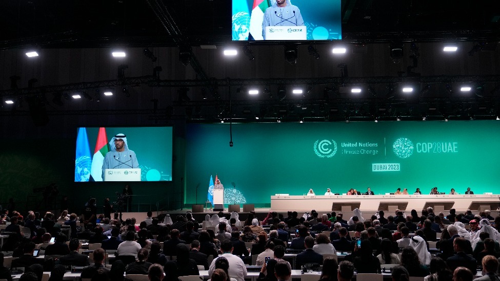 外媒热议COP28“历史性”协议：为摒弃化石燃料铺平道路_凤凰网