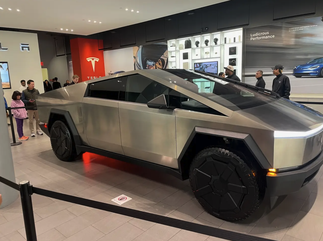 马斯克狂吹的Cybertruck真来了，看过实车的消费者怎么想？_凤凰网
