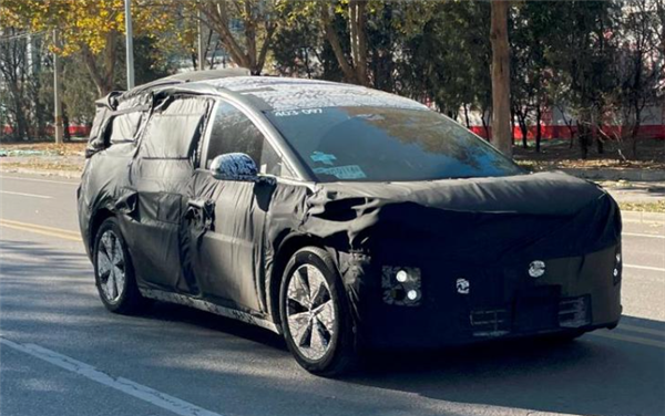 造型神似“小号MEGA”：理想全新纯电车型谍照曝光_凤凰网