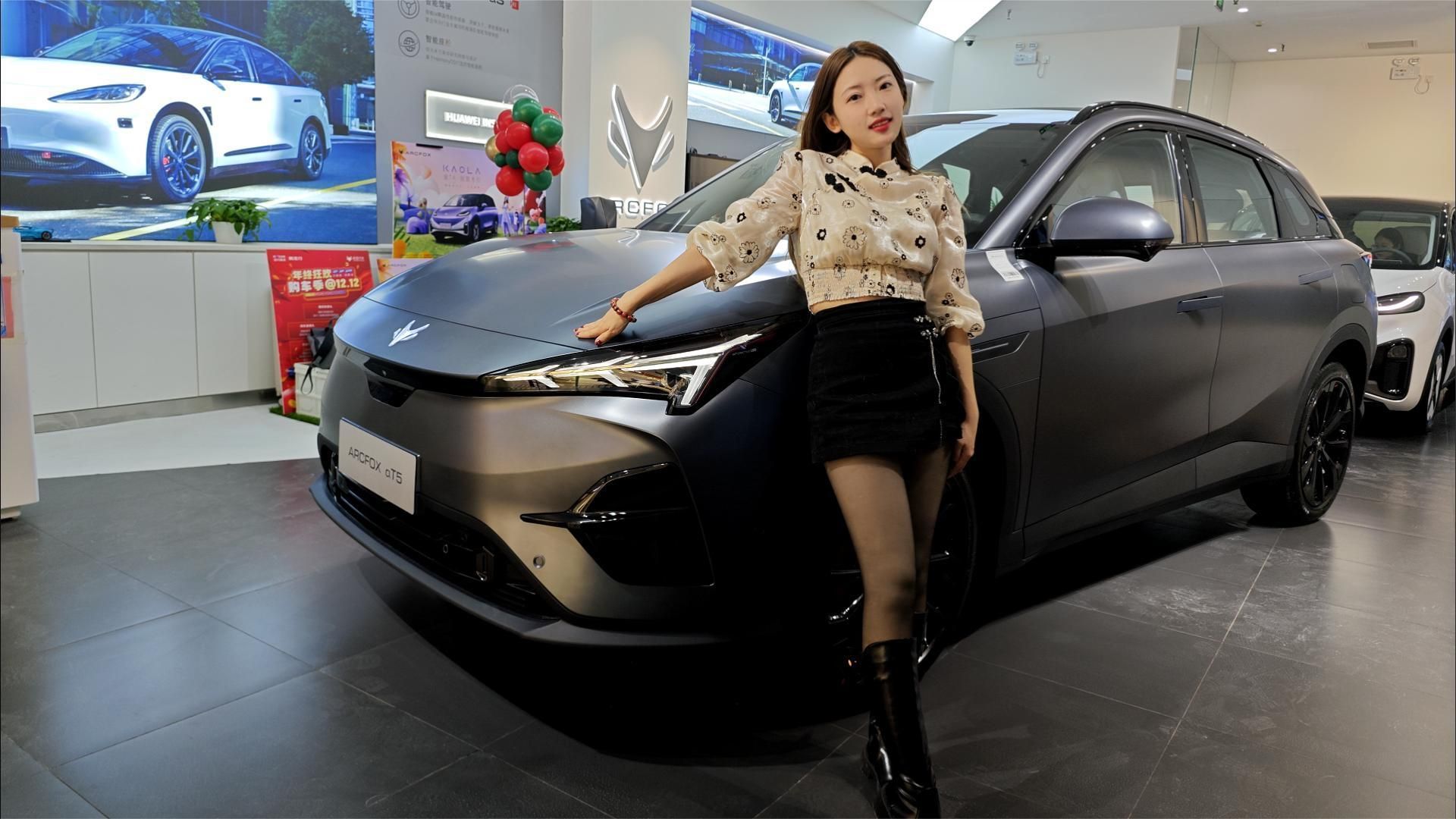 800V加持，充电速度遥遥领先！到店实拍极狐阿尔法T5_凤凰网视频_凤凰网