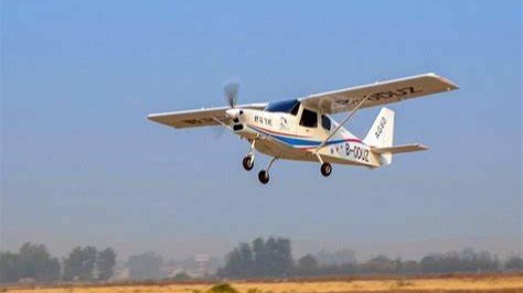 中国自研AG60E电动飞机成功首飞：最大平飞速度218km/h，航程1100km_凤凰网