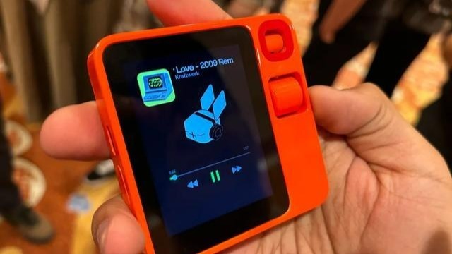 Rabbit R1亮相CES 2024：要成为用户和智能手机的交互中介_凤凰网