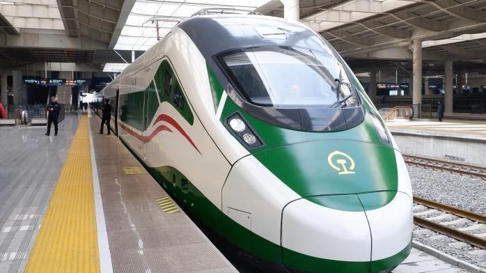 陕西首趟CR200J1-C型“复兴号”动车组列车开行 旅客出行更便捷_凤凰网